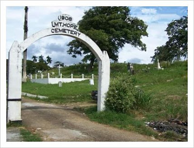 Entrada principal del Mount Hope Cemetery – Detalles de Panamá